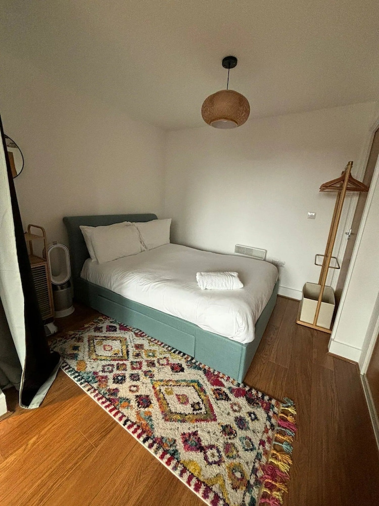 Modern Studio Retreat In Central Birmingham | Pass The Keys - Selly Oak - Birmingham
