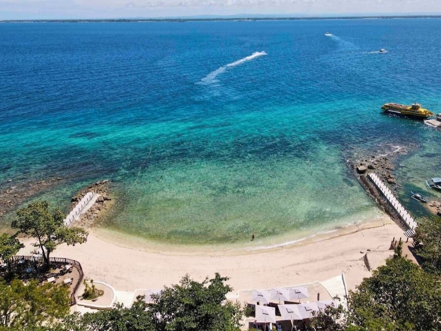 Na praia, praia de areia branca, autocarro grátis para a praia
