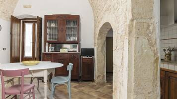 Apartamento, sacada, vista para a cidade | Área de estar | TV 35 polegadas com canais digitais