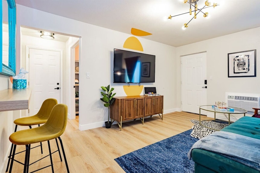 Epic Group Haven: 5 Suites, Sleeps 34, Near Strip - Las Vegas, NV