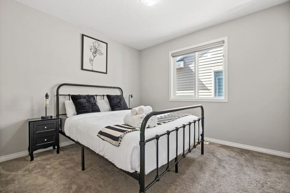 Banff Access » Near Airport » King Bed » Garage - Calgary