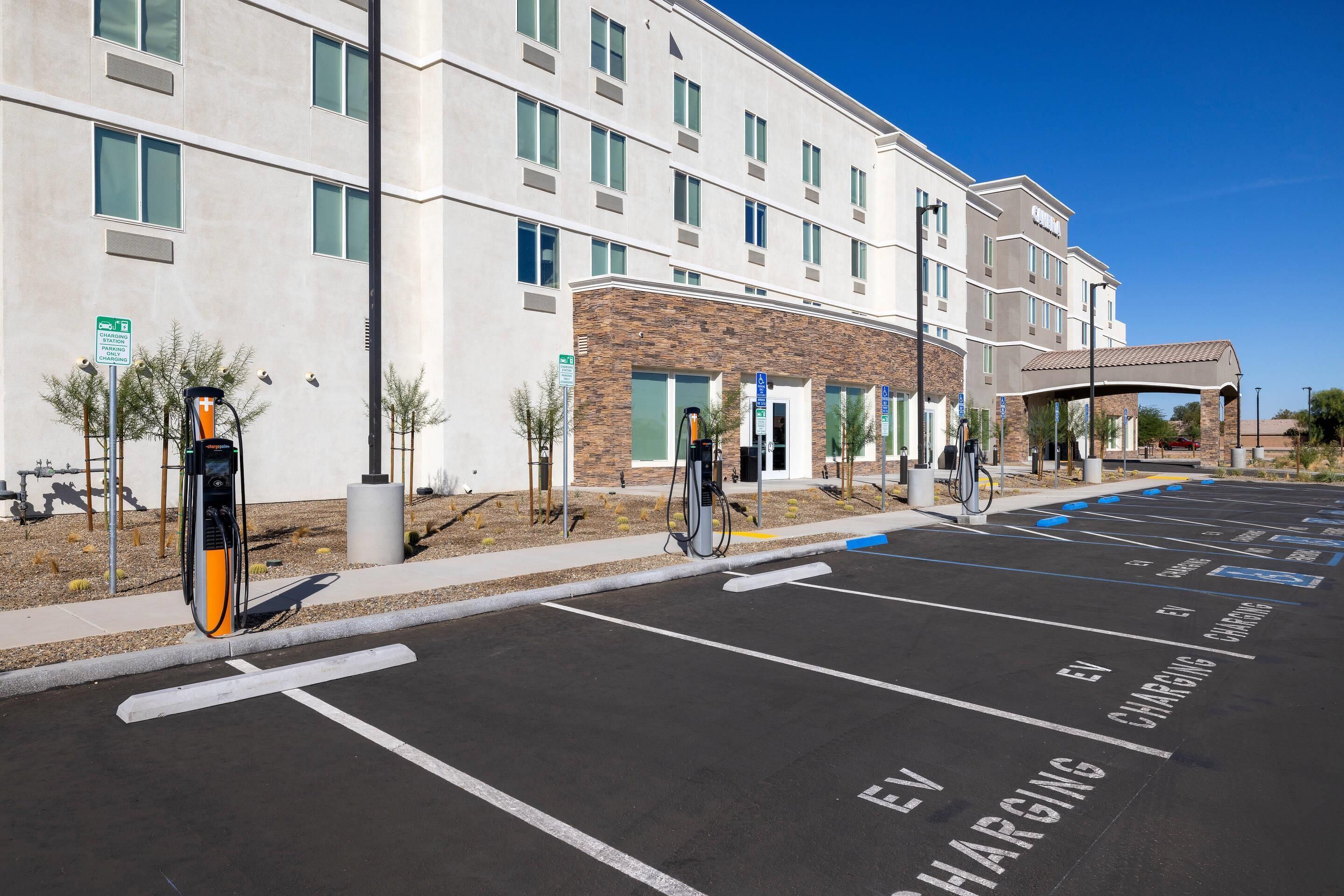 Hotel com estações de carregamento para veículos elétricos e parque de estacionamento.