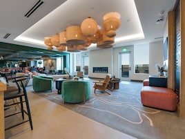 Um hall amplo com mobiliário moderno, uma área de estar espaçosa e um design de teto singular.
