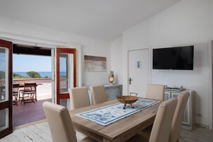 Apartamento, vista para o mar | Sala de estar | Televisor de 35 polegadas com canais digitais