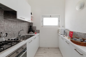 Apartamento, vista para o mar | Cozinha privada | Uma máquina de café expresso