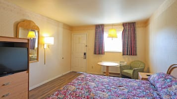 Quarto, 1 cama King, para não fumantes | Ferros/tábuas de passar roupa, roupa de cama