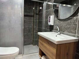 Quarto Quádruplo Deluxe, Vista para a cidade | Casa de banho | Chinelos 