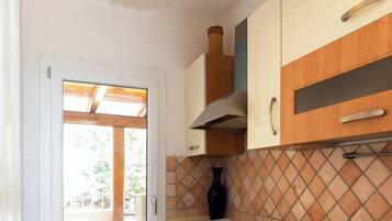 Apartamento, varanda, vista para o mar | Cozinha privada | Um frigorífico/congelador grande, um micro-ondas