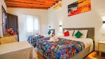 Quarto Triplo Standard, vista para o pátio | Minibar, berços/camas para crianças grátis, Wi-fi grátis