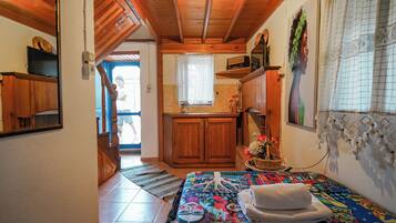 Quarto quádruplo standard, vista para o pátio | Frigobar, berços grátis, Wi-Fi de cortesia, roupa de cama