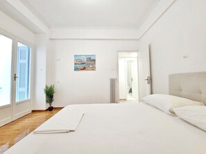 Apartamento superior, vista para a cidade | 3 quartos, escrivaninha, espaço de trabalho para notebook