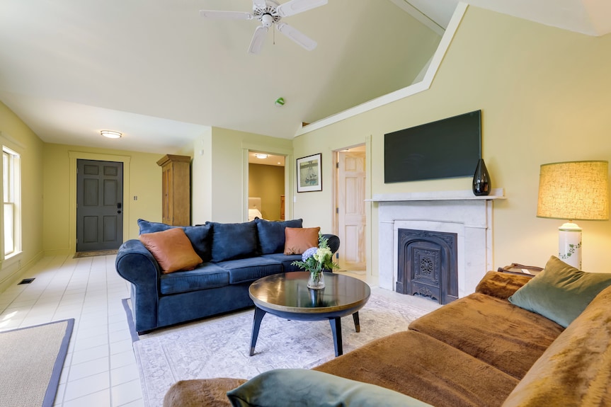 Shared Hot Tub: Historic Cottage, Walk To Elm Park - Massachusetts