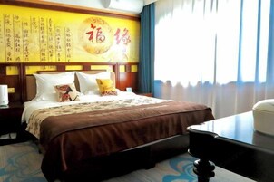 Quarto de hotel com uma cama grande, cabeceira de madeira, mesa de cabeceira e parede com detalhes decorativos.