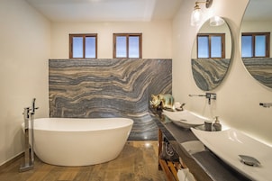 Quarto luxo | Banheiro | Banheira e chuveiro separados, chuveiro com efeito de chuva