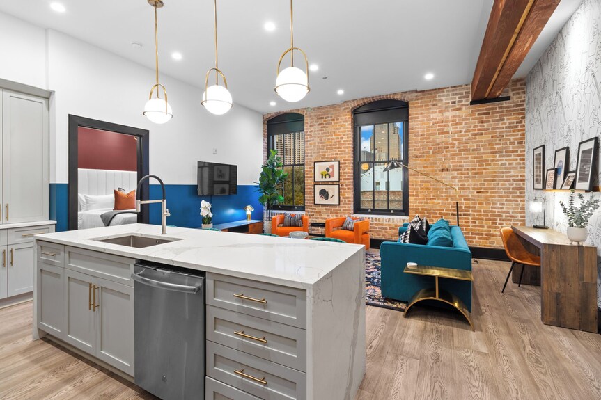 Prime Downtown Rooftop Pool Gym Gameroom Hotel - New Orleans, LA