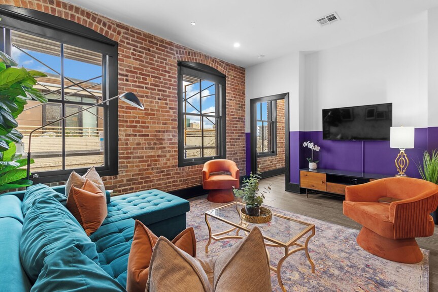 Modern Comfort In Historic Building Pool, Gym, & Game Room! Hotel - Metairie, LA