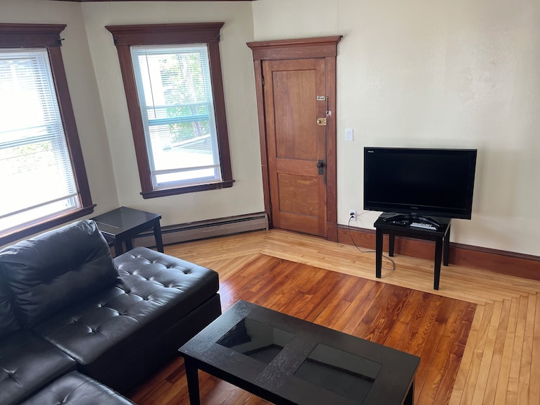 Spacious 3-bedroom Apartment In Enjoyable New Bedford With Ac, Wifi - New Bedford, MA