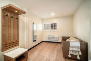 Escrivaninha, espaço de trabalho para notebook, quartos à prova de som