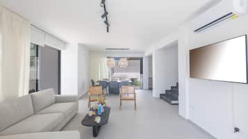 Vila, 4 quartos, piscina particular, vista para o jardim | Área de estar