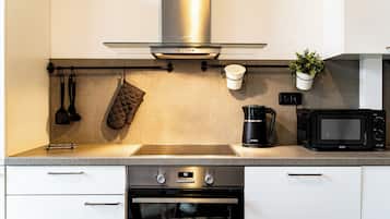 Apartamento Deluxe | Cozinha privada | Um frigorífico/congelador grande, um micro-ondas, um forno