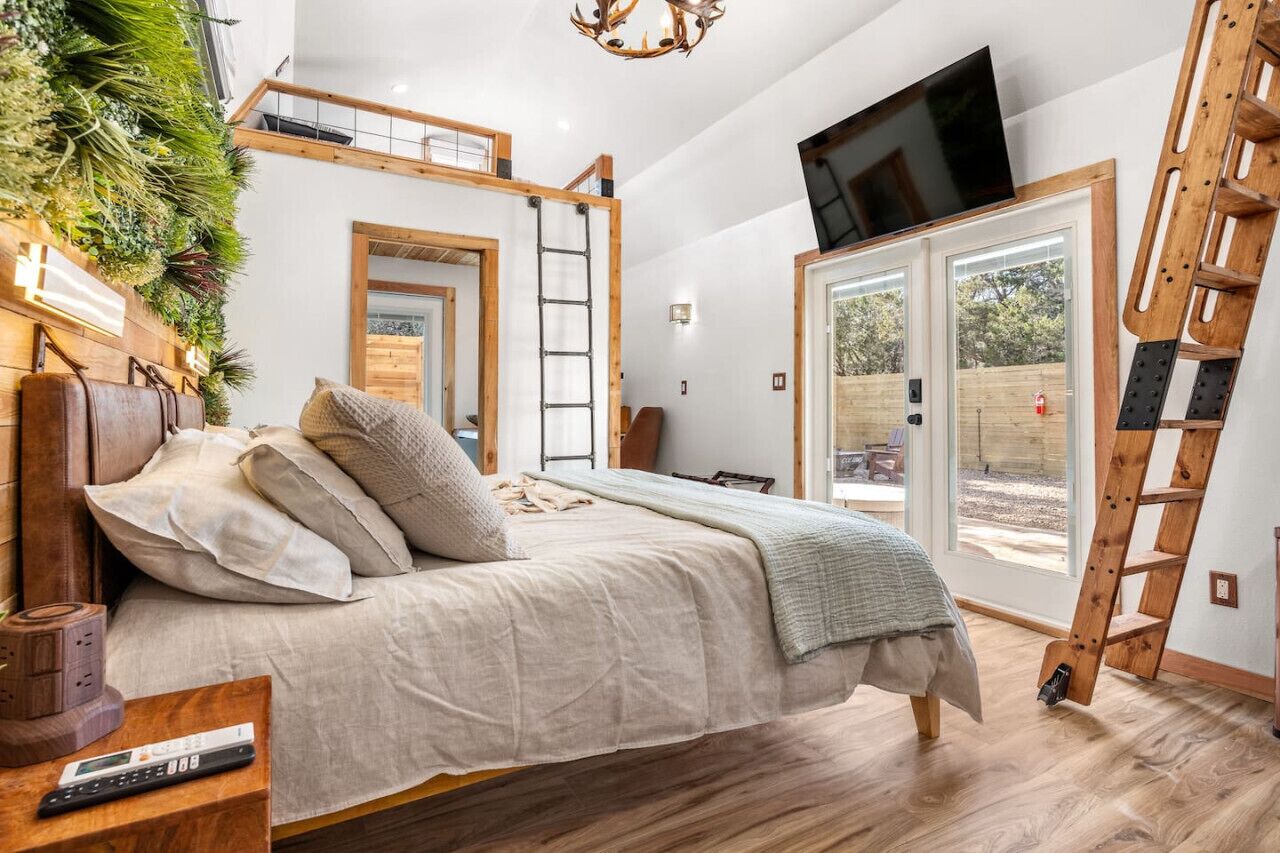 Romantic Luxury Retreat-hot/cold Pool & Sauna - Wimberley, TX