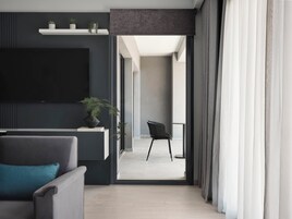 Suite Familiar, varanda, Vista para a cidade | Sala de estar | Smart TV de 40 polegadas com canais por cabo, leitor de DVD 