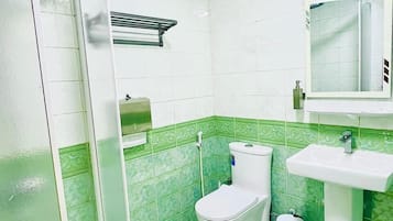 Um secador de cabelo, chinelos