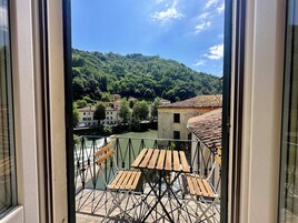 Quarto luxo, sacada, vista para o rio | Terraço/pátio