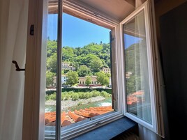 Quarto luxo, vista para o rio | Cofres nos quartos, escrivaninha, espaço de trabalho para notebook