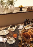 Café da manhã completo grátis todos os dias