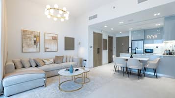 Apartamento Deluxe, varanda, Vista para a cidade | Sala de estar | Smart TV de 50 cm com canais digitais