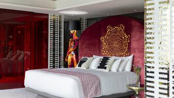 1 quarto, minibar, secretária, roupa de cama fornecida