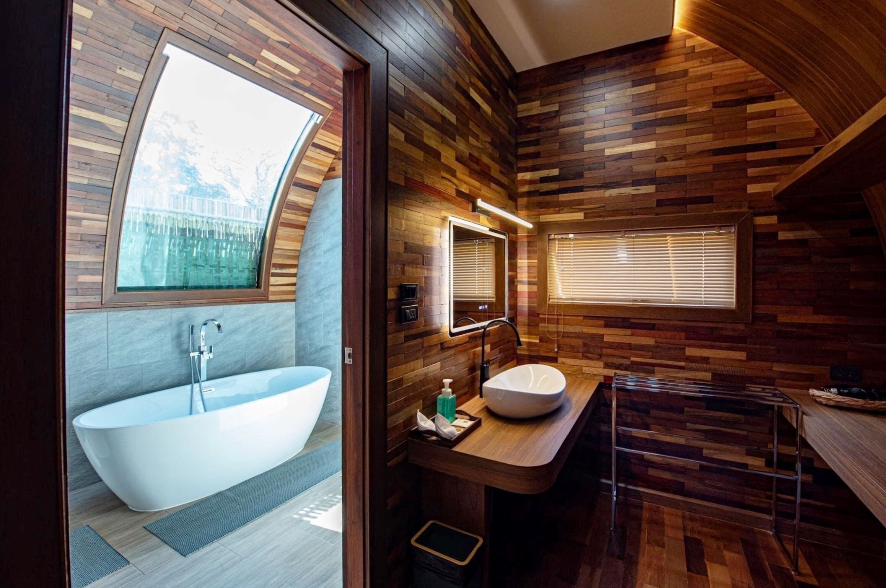 Quarto executivo, sacada, vista para o rio | Banheiro | Produtos de toalete grátis, secador de cabelo, chinelos 