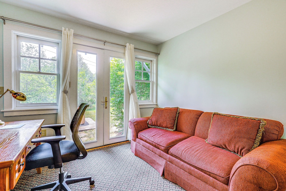 Lakefront New London Retreat W/ Dock & Hot Tub! - Dewey Beach, NH