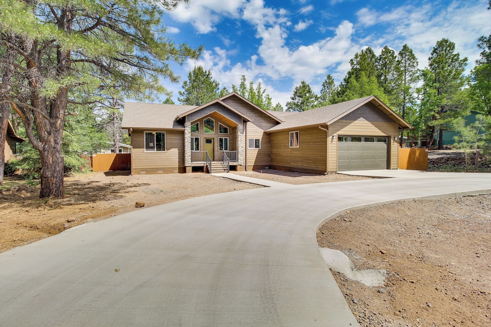 Fire Pit + Deck: Airy Cabin Near Pinetop Lakes - Pinetop-Lakeside, AZ