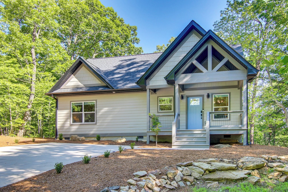 Modern Hendersonville Home: Deck & Mountain Views! - Asheville, NC