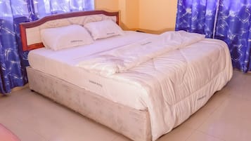 Quarto Duplo Comfort, Vista para a cidade | Secretária, secretária adequada para computadores portáteis
