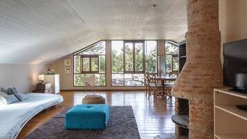 Suíte família, vista para a cidade | 1 quarto, frigobar, individualmente decorados