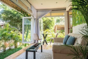Casa Premier, banheira, vista para o jardim | Sala de estar