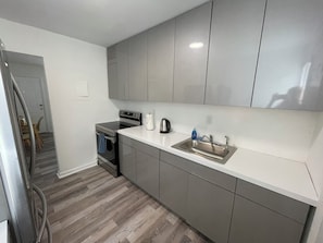 Apartamento Standard | Cozinha privada | Um frigorífico/congelador grande, um forno, uma chaleira elétrica 