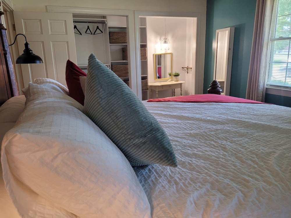 Spacious 4-bedroom Cottage With California King, That Is Pet Friendly. - Brownsville, TN