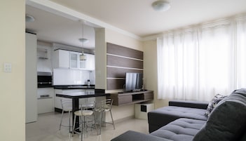 Apartamento básico | Área de estar | TV