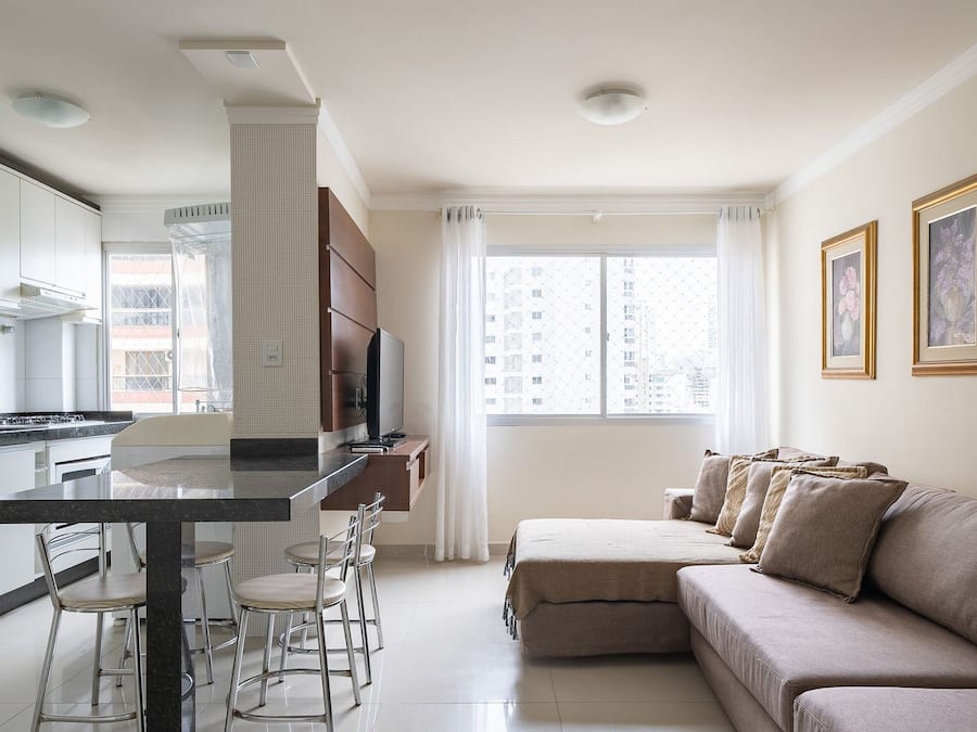 Apartamento Básico | Sala de estar | Televisor