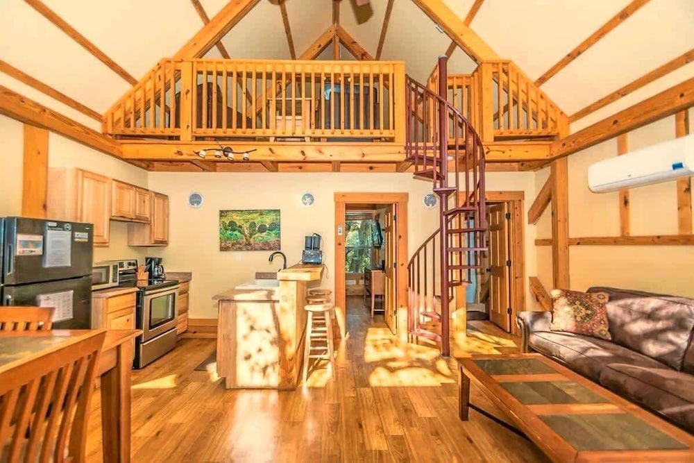 Waterfront Prairie Flower Treehouse - Seguin, TX