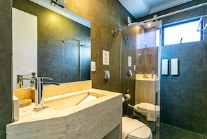 Apartamento básico | Banheiro | Chuveiro, secador de cabelo, toalhas de banho, sabonete