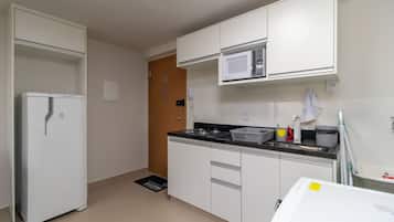 Apartamento | Cozinha privada | Talheres/pratos/utensílios de cozinha