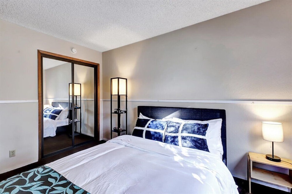 Unique Getaway With A Private Airstrip And Hanger - Grass Valley, CA
