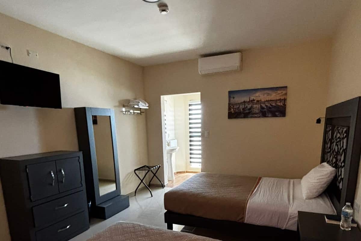 Com mobília individualizada, Wi-fi grátis, roupa de cama fornecida