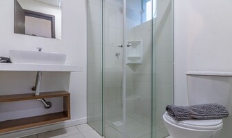 Apartamento | Banheiro | Chuveiro, sabonete, shampoo, papel higiênico