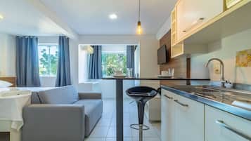 Apartamento | Cozinha privada | Um micro-ondas, utensílios de cozinha